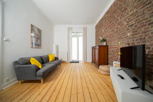 65 Sqm Apartment - 2 Schlafzimmer - Balkon - Kuche - Neuss