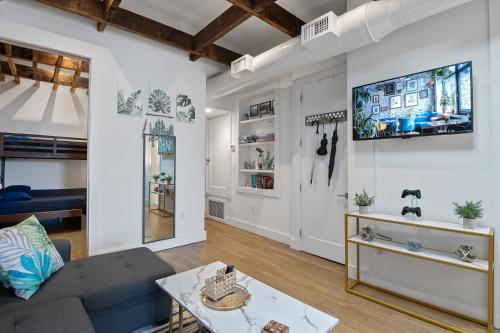 Chic Penthouse With Bus Stop At Doorstep - 15 Minutes To Nyc - Sleeps 6 Comfortably - Hoboken, NJ