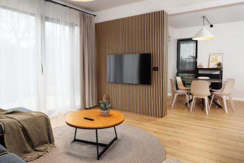 Yellow - 3 Bedroom House With Private Garden, 10 Mins Driving From Old Town - Brașov