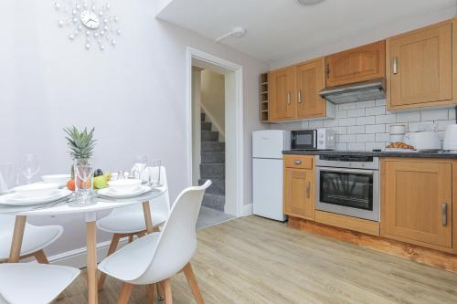 Central Canterbury Gem New Refreshed Decor Sunny Deck Outdoor Furniture Free Parking 2br 2ba Top Loc - Canterbury