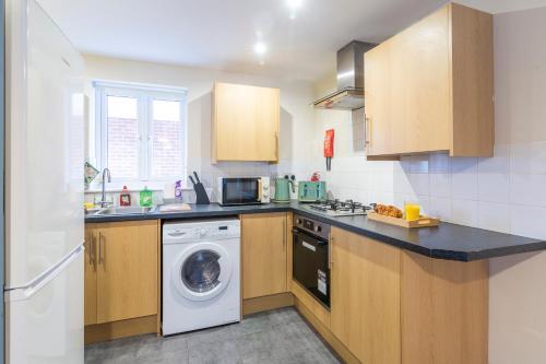 The Vogue Stay, 3 Bedrooms, 2 Bathrooms, Ideal For Jr & Oxford Hospitals, Free Carpark, Conveniently - Oxford