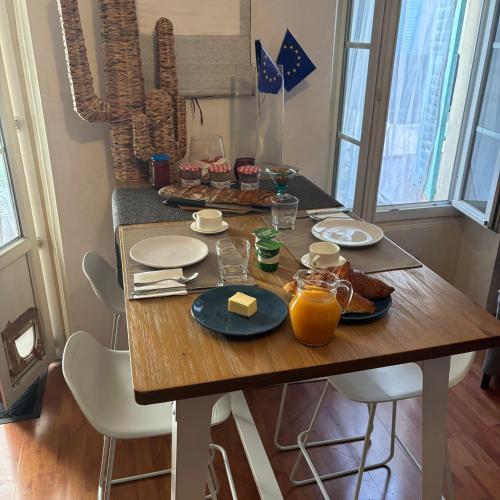 Room For Nudists Near Nice Port In A Shared Apartment - Nice