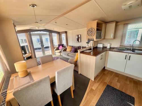 Swift Moselle 2 Bedroom Caravan Located In Uddingston, Glasgow At Maryville Caravan Site - Glasgow