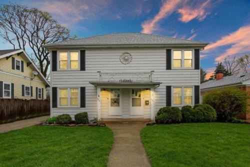 Downtown Libertyville Duplex Near Naval Base - Highland Park, IL
