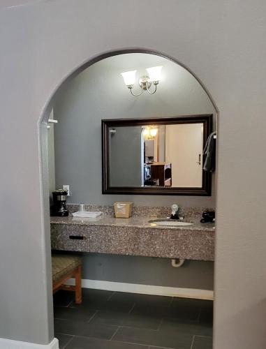 King Bed Hotel Studio 106 - Livingston, TX