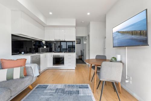 Comfortable 2br Retreat With Balcony & Parking - St Kilda