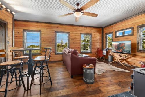 50-acre Cabin, Hot Tub, Mtn Views, Family-friendly - Eureka Springs, AR