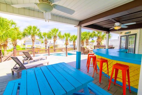 Decked Out Waterfront House W Pool And Tiki Hut - Sunset Beach, NC