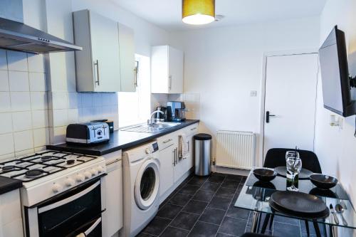 Luxury 2-bed Apartment In Dartford Town Centre, Offering Stylish Contemporary Interiors And A Comfor - Dartford