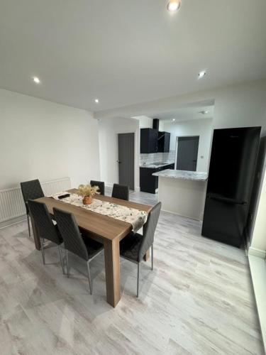3 Bedroom Home In Chesterfield With Front And Back Gardens - Chesterfield