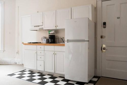Charming 1 Bedroom Newbury Street - Boston, MA