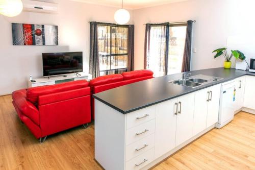 Riverview- Modern 3 Bedroom Sleeps 2-8 - Gawler