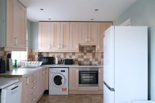 Convenient 3 Bedroom House With Garden In Luton - Luton