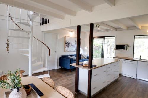 Quindy Beach Cottage Just Steps To The Bay - Busselton