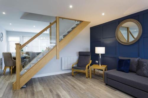 Castle View - 2 Bed Stylish Coastal Port Solent Retreat With Views! Parking, Sleeps 6 - Long Term St - Portsmouth