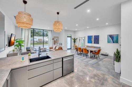 Stunning Tropical Pool House North Miami - Miramar, FL