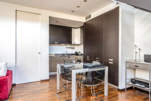 RED LOFTY Milano - Parcheggio privato - 2 fermate da Rho Fiera, MiCo e ...