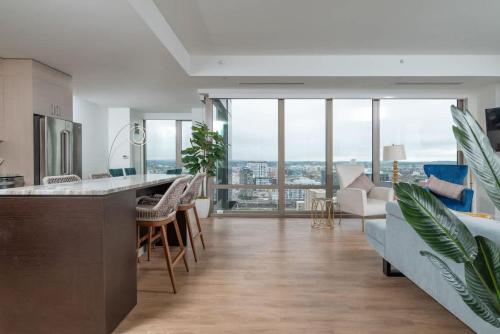 Upscale 4br Penthouse With Gym & Parking Near Mgh & Tufts - Newton