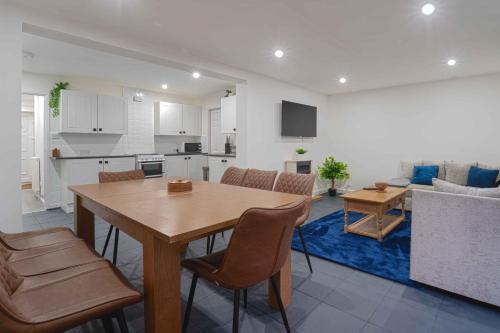 7 Bed House - Close To A46 - Warwick
