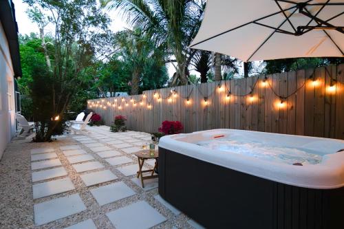 West Palm Beach Elegant 5br With Hot Tub And Fire Pit Near Beach - Lake Worth, FL