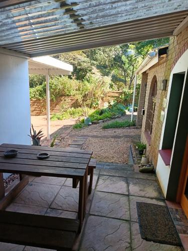 Ground Floor Apartment-2 X Single Beds, Tv,kitchen, Own Bathroom, Patio - Kloof