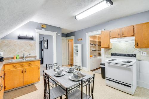< 2 Mi To Hospitals & University: South Wedge Apt! - Rochester, NY