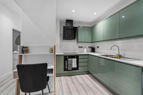 Stylish Haven - 2 Min From Station - Free Parking - Courtyard - Swindon