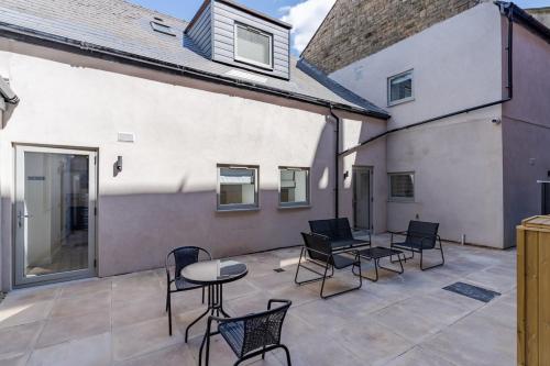 Luxe Haven - 2 Min From Station - Free Parking - Courtyard - Swindon