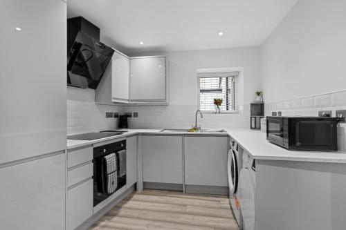 Urban Haven - 2 Min From Station - Free Parking - Courtyard - Swindon