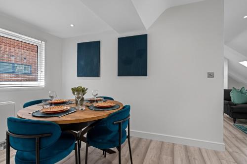 Archway Haven - 2 Min From Station - Free Parking - Courtyard - Swindon