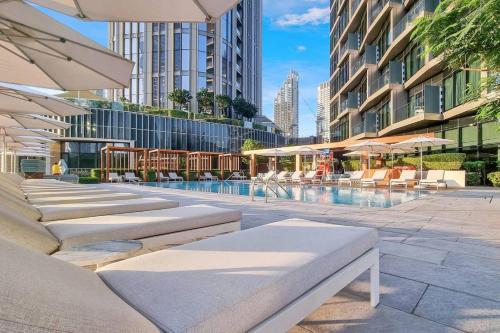 FIRST CLASS 3BR Incredible Bur Khalifa View 𝗕𝗢𝗢𝗞 Dubai Apartment 𝘄𝗶𝘁𝗵 ...