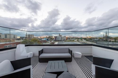 Modern Studio Apt With Rooftop, Gym, And Parking - Sleeps 4 - Milwaukee, WI