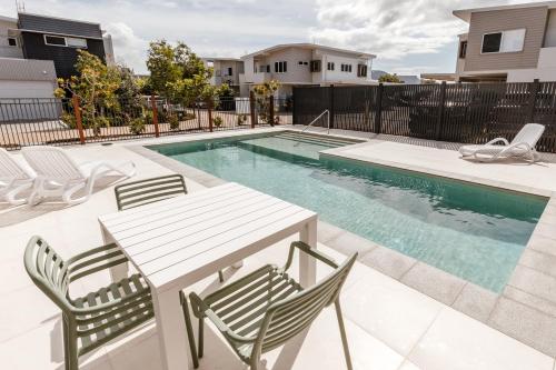 Modern Beachside Retreat - Coolum Beach