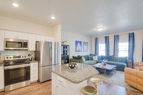 Near Tbk Bank Sports Complex: Quad Cities Townhome - Davenport, IA