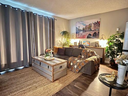 Stylish Downtown Condo Near Rogers Place L Parking, Pool, Gym, Balcony & Kitchen - Edmonton, Canada