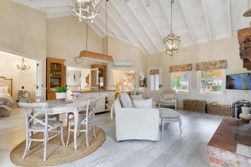 Collins Cottage - Luxury Accommodation - Bright