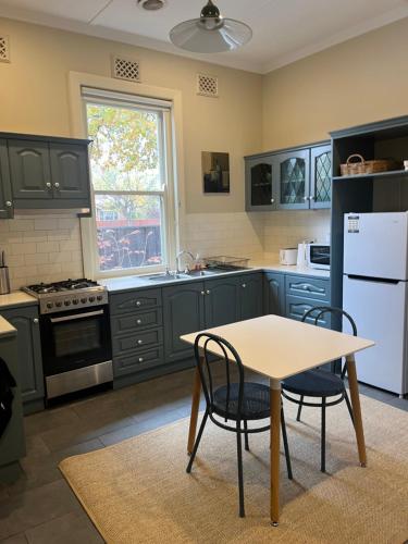 Executive Cottage, Luxe 1930s Stay In The Heart - Albury