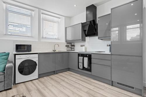 The Nook - 2 Min From Station - Free Parking - Courtyard - Swindon