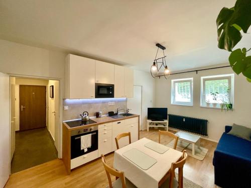 Cozy Self Check-in Apartment In Vibrant Ruzinov Area, Komarnicka 42, Bratislava - 브라티슬라바