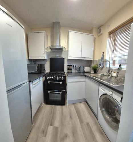 Cosy 2 Bedroom House Stevenage Old Town Close To Train Station Free Parking Sleeps 4-6 - Stevenage