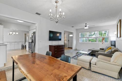 2 Bedroom Cozy House Near Barry University - North Miami, FL