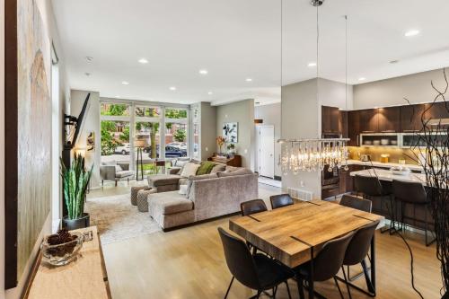 Luxuary Tremont Home - Movie Room, Pet & Baby Friendly - Cleveland