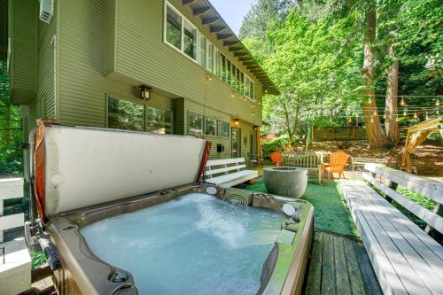 8 Mi To Dtwn Seattle: Pet-friendly Apt W/ Hot Tub - Redmond, WA