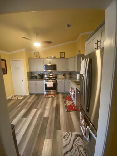 Modern Comfort Near Military Bases & Shopping – Walk To Parks & Lakes! - Universal City, TX