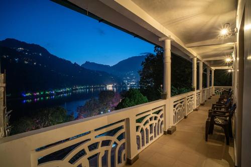 Lake-facing 2-bhk Retreat Right Above Mall Road - Nainital