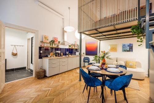 Art Lovers Loft-garden View 3br 2ba Central Gem - Budapest