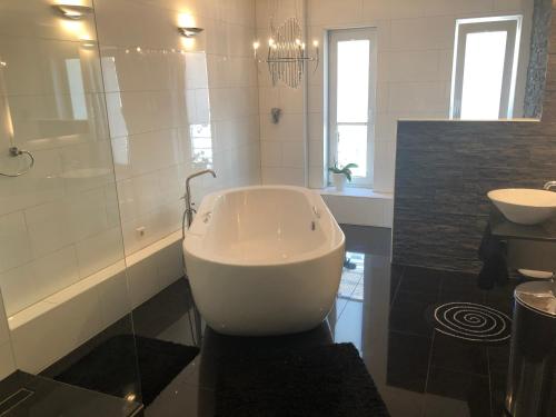 3-room Luxury Appartment - 120qm - Up To 9 Guests - Air Condition - Free Car Parking - Düsseldorf