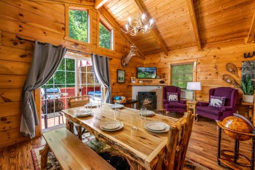 Peaceful Pines Cabin-patio With Hot Tub For Small Families Or Couples - ガットリンバーグ, TN