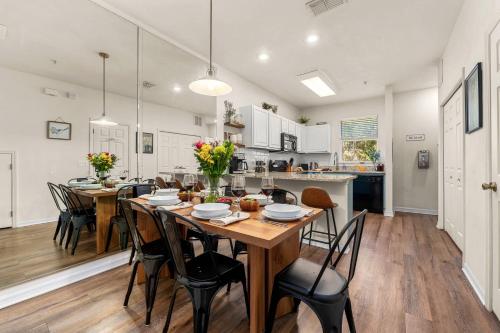 Stylish Modern-farmhouse Boutique Condo - 2bd 2ba - Gainesville, FL