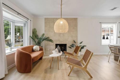 Stunning Retro Beach Oasis, Dual Living, Pool - Long Beach, CA